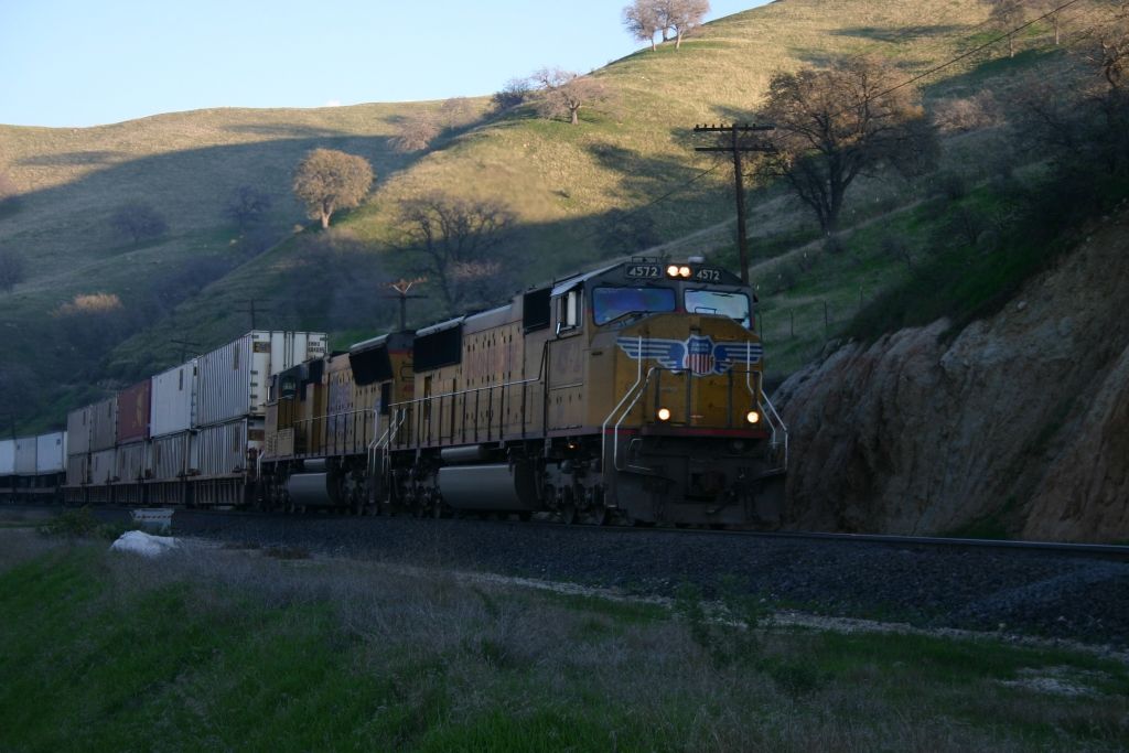 UP SD70M 4572 climbs towards Tunnel 1